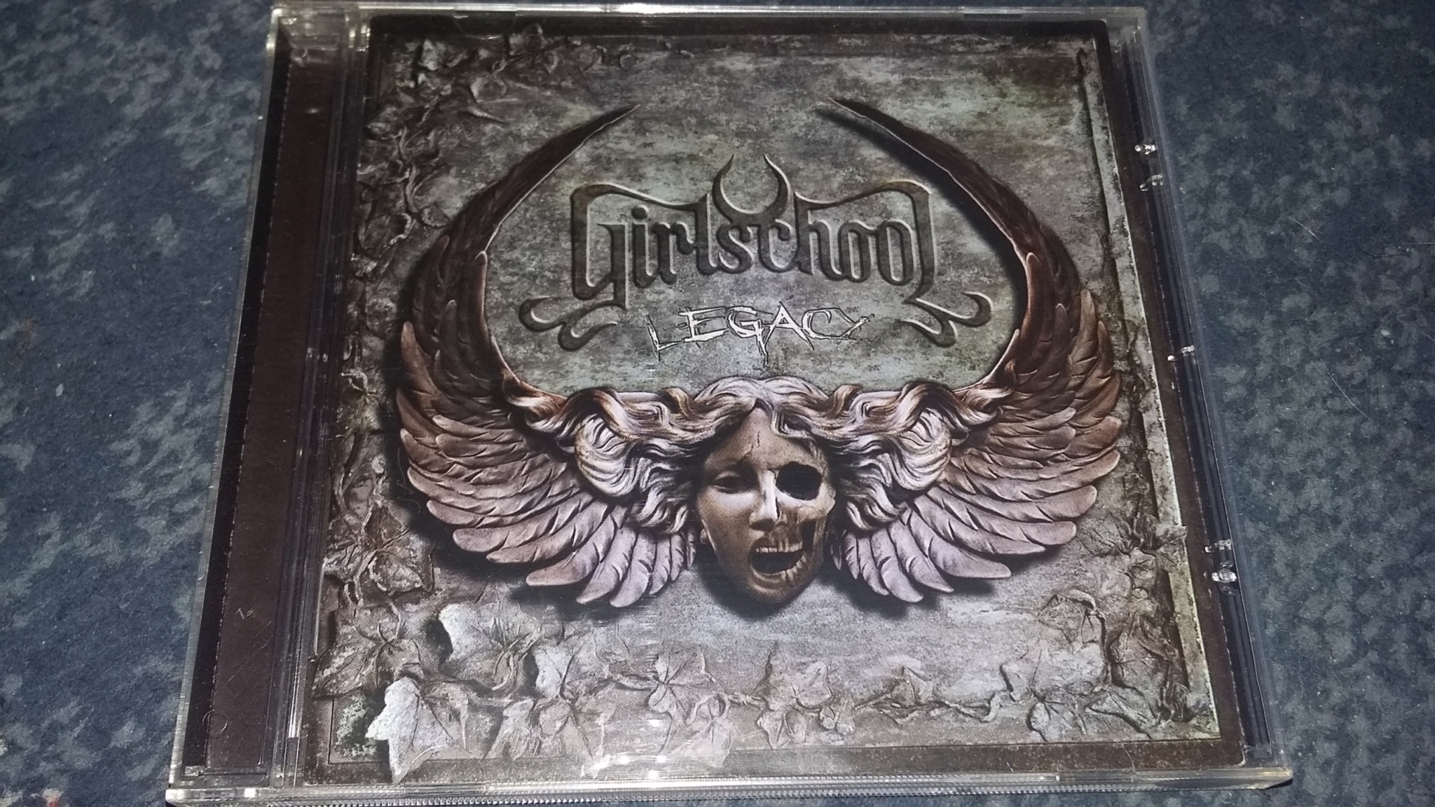 Sugestão do dia: Girlschool, “Legacy” - Headbangers Brasil